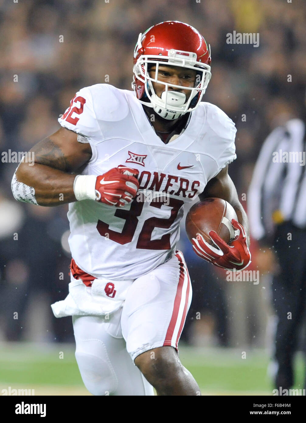 Waco, TX, USA. 14th Nov, 2015. Oklahoma running back Samaje Perine (32) runs upfield during the ...
