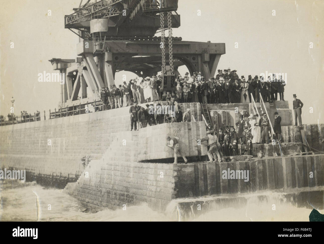 Laying a 45 ton block on Roker Pier, 1895 Stock Photo - Alamy