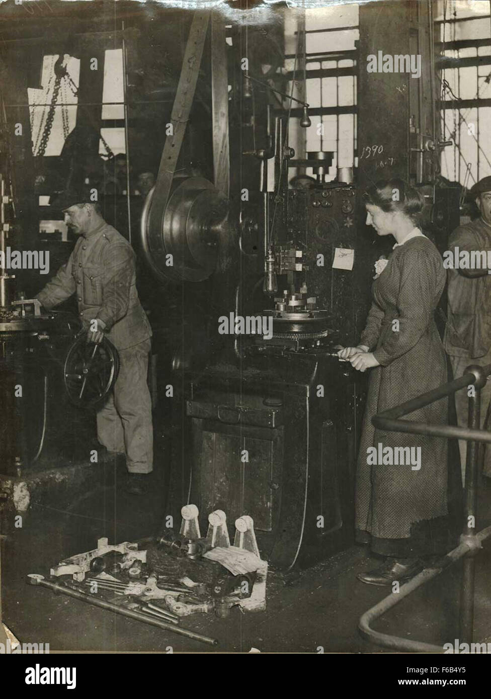 A photograph of a slotting machine used between 1914-1918. This ...