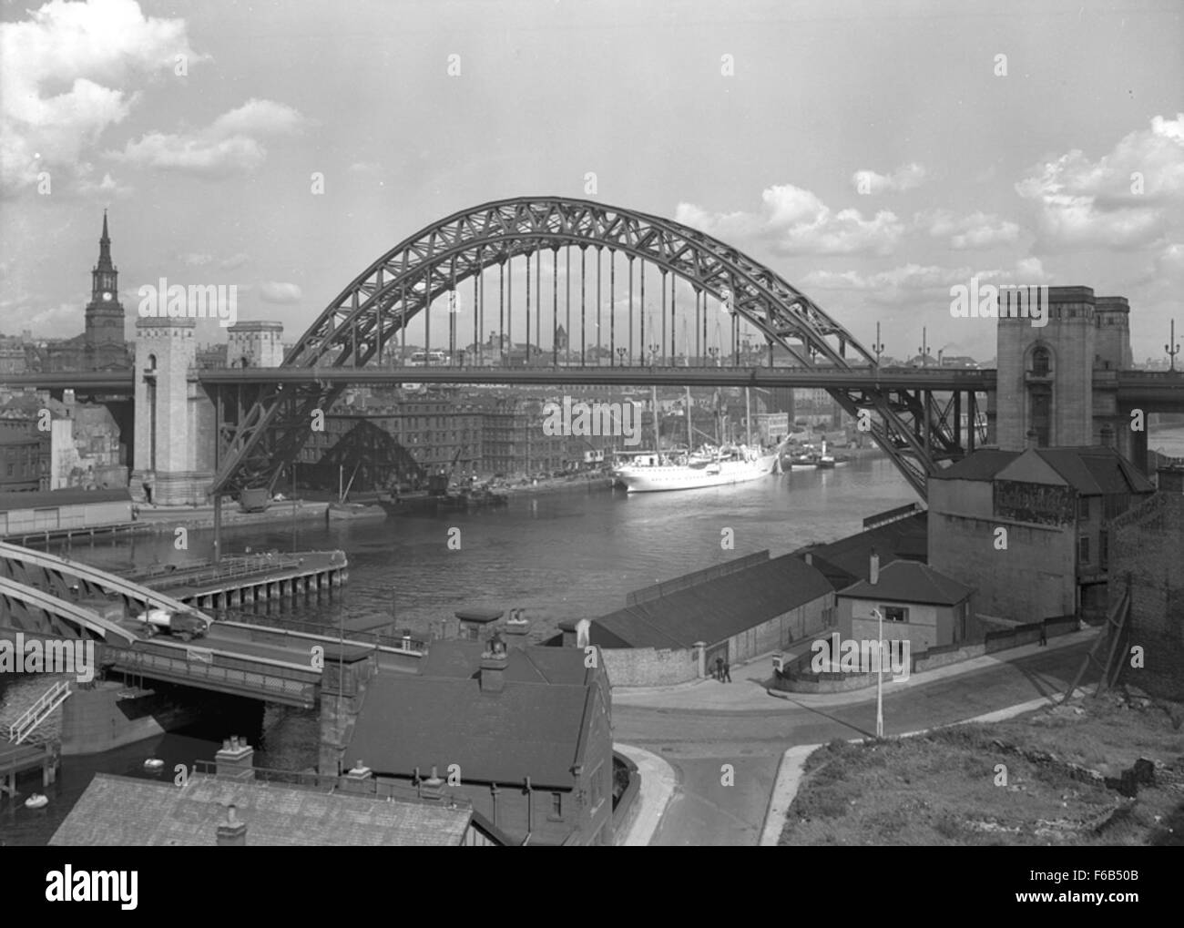 River ships bridge in hi-res stock photography and images - Alamy