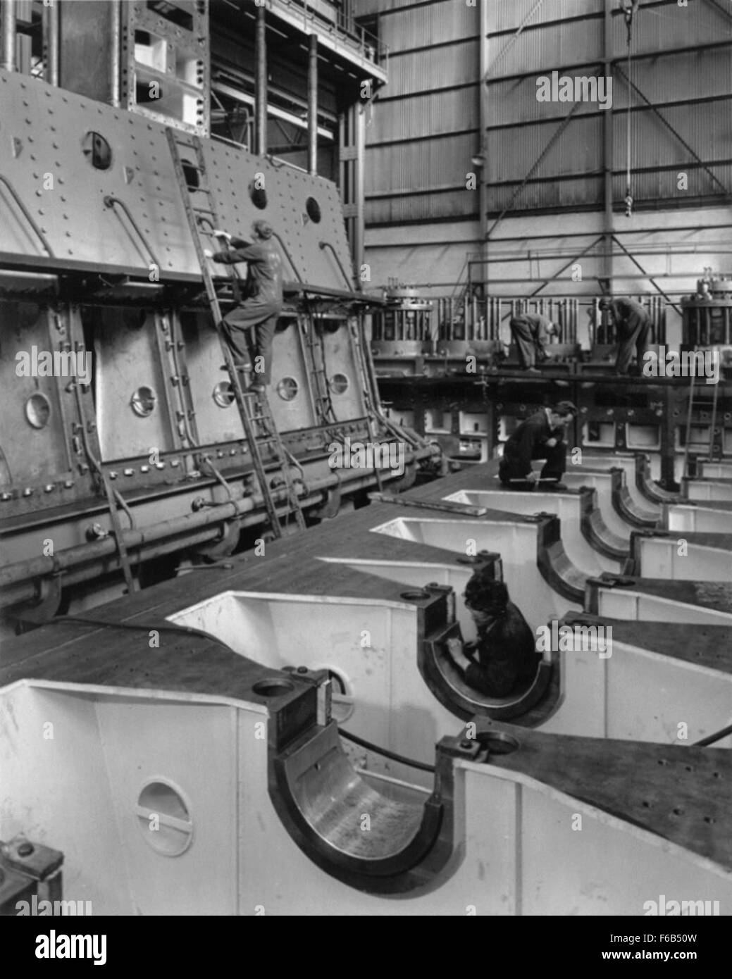 This historical photograph shows workers at the Sunderland shipyard in ...