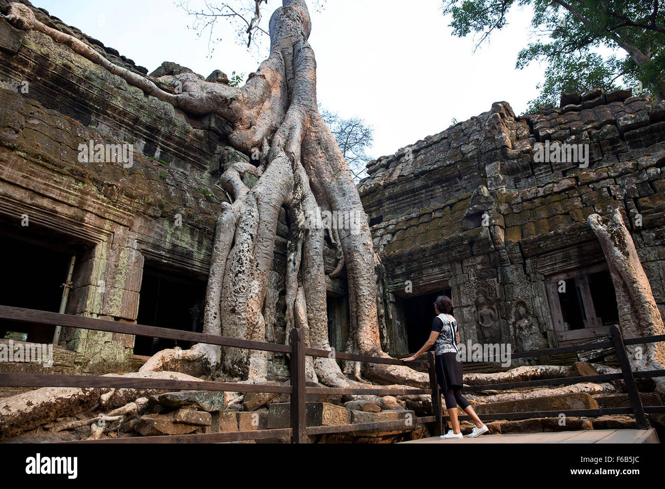 First Lady Michelle Obama takes a tour of Ta Prohm temple in Angkor ...