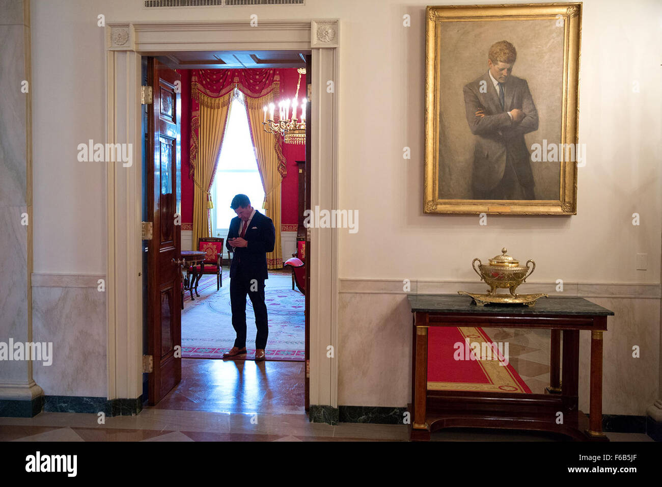 Red room white house dc hi-res stock photography and images - Alamy