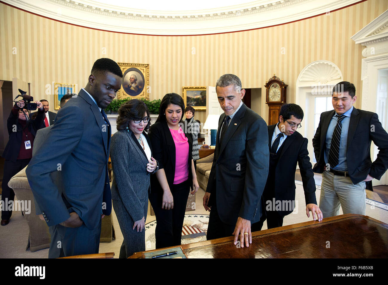 President Barack Obama shows the Resolute Desk to a group of DREAMers ...