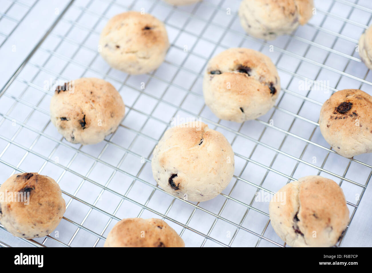 Pastry cooling rack hi-res stock photography and images - Alamy