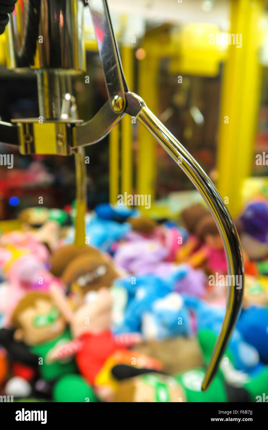 Claw Crane Grabber Hook Arcade Game, Toys R Us Interior at Times Square ...