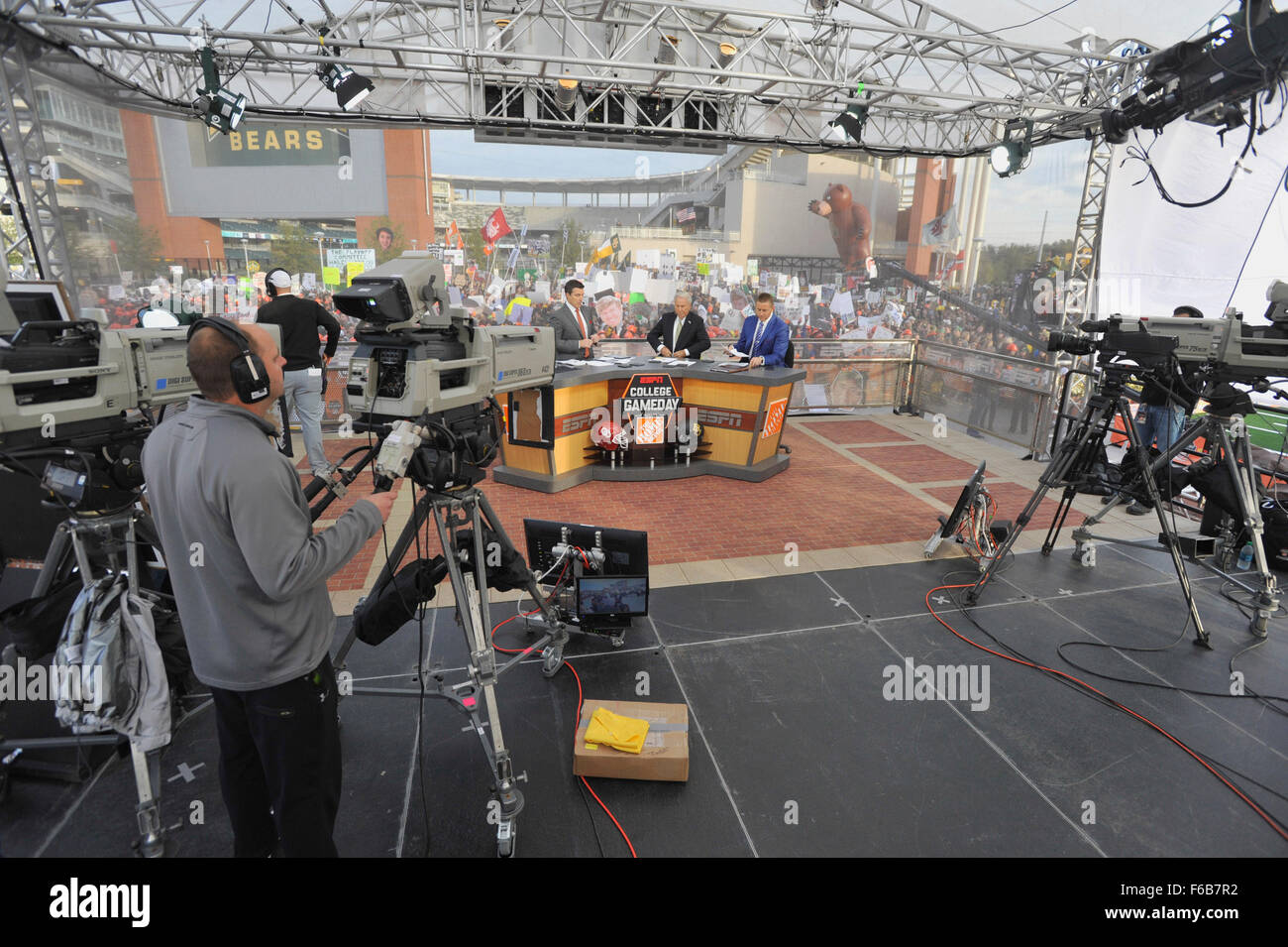Waco, Texas, USA. 14th Nov, 2015. Fans gather behind the set of ESPN's ...