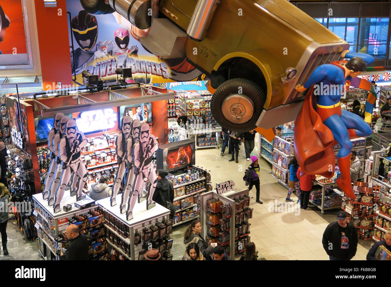 Superman statue hi-res stock photography and images - Alamy