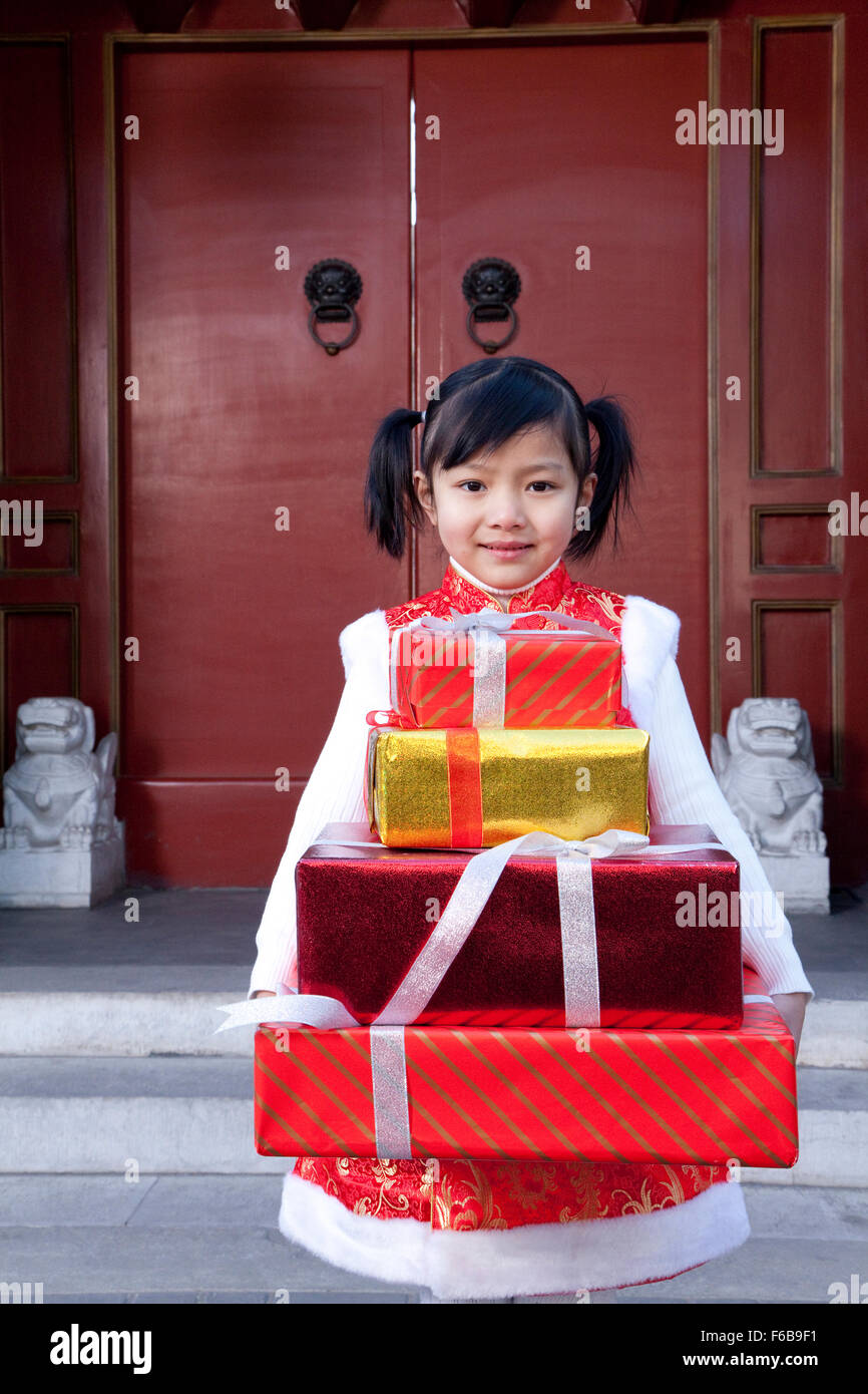 Giving gifts china hi-res stock photography and images - Alamy