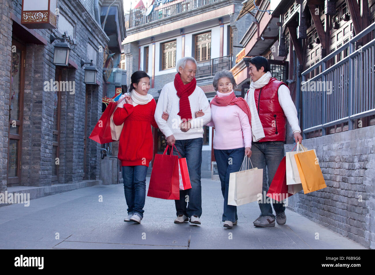 Family go shopping hi-res stock photography and images - Alamy