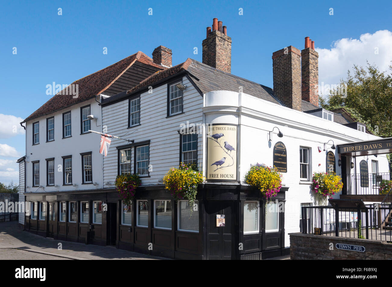15th Century The Three Daws Riverside Inn, Town Pier, Gravesend, Kent ...
