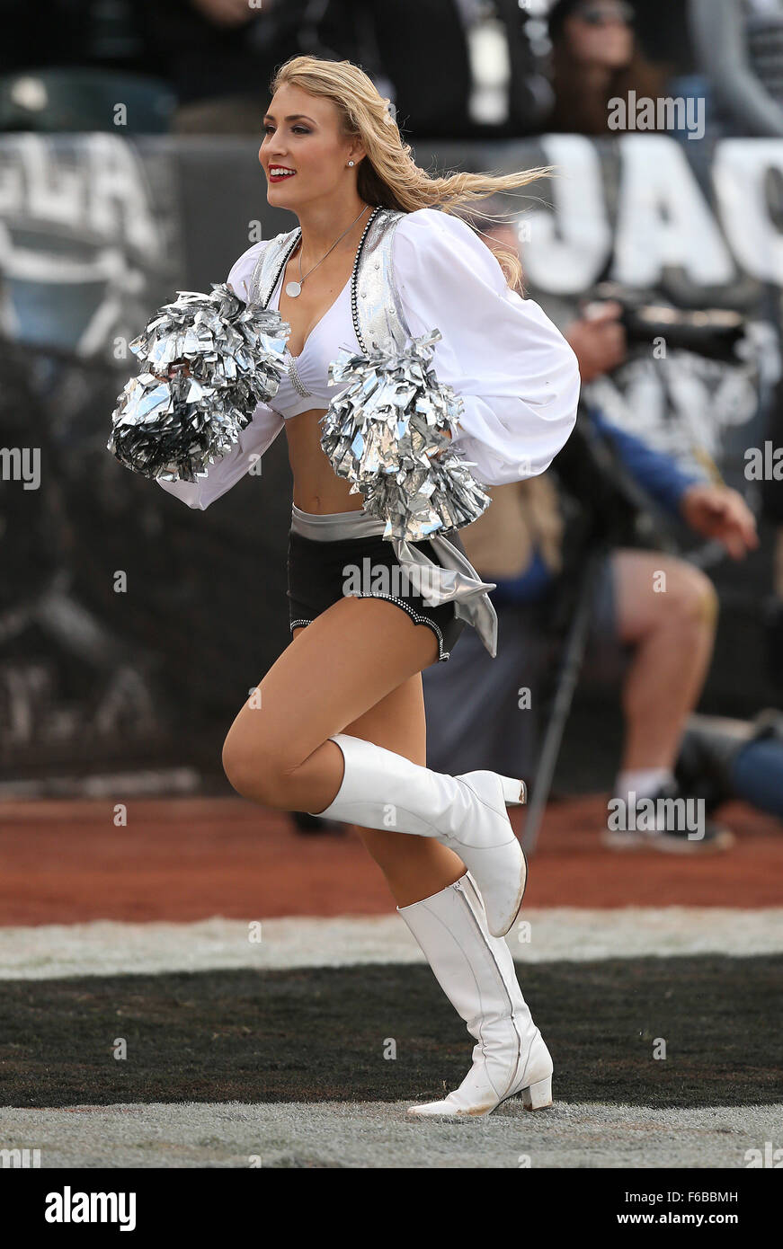 Oakland raiders cheerleaders hi-res stock photography and images - Alamy