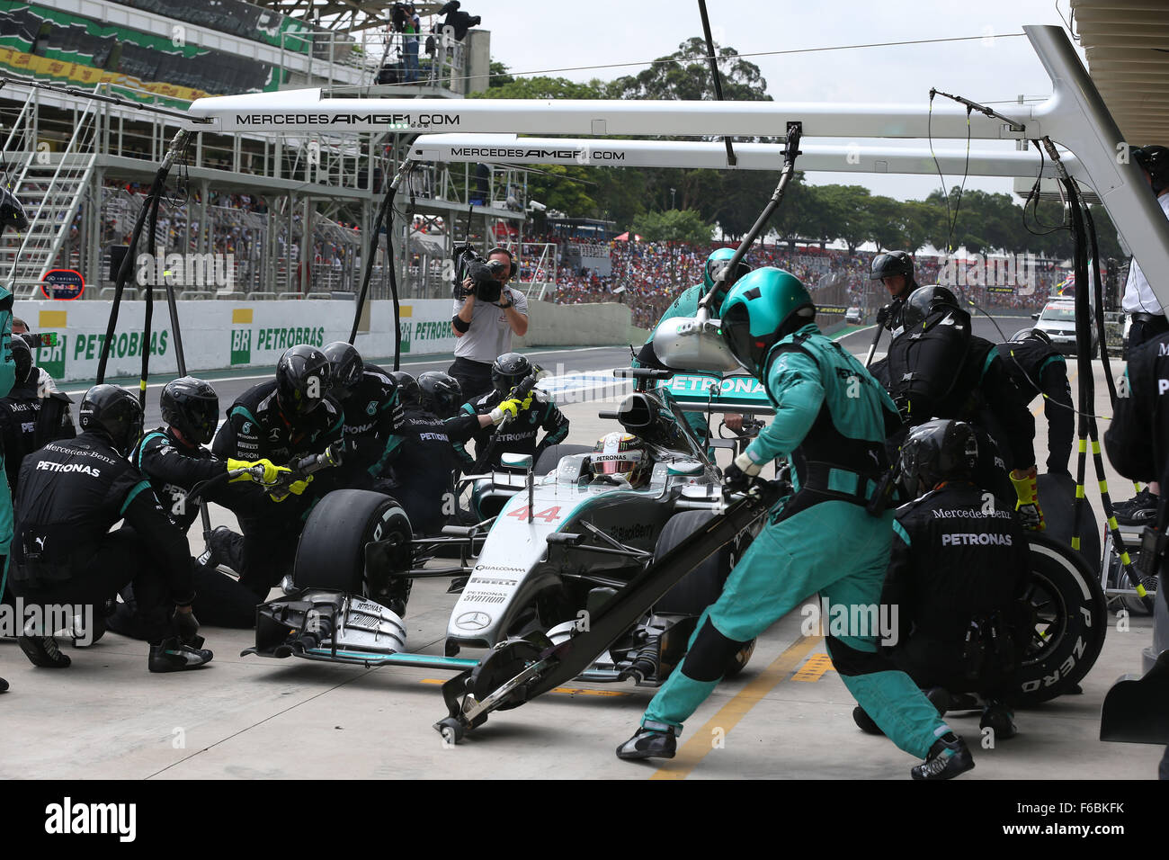Mercedes pit crew lewis hamilton hi-res stock photography and images ...