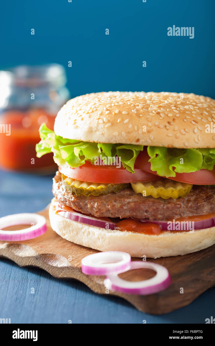 burger with beef patty lettuce onion tomato ketchup Stock Photo - Alamy