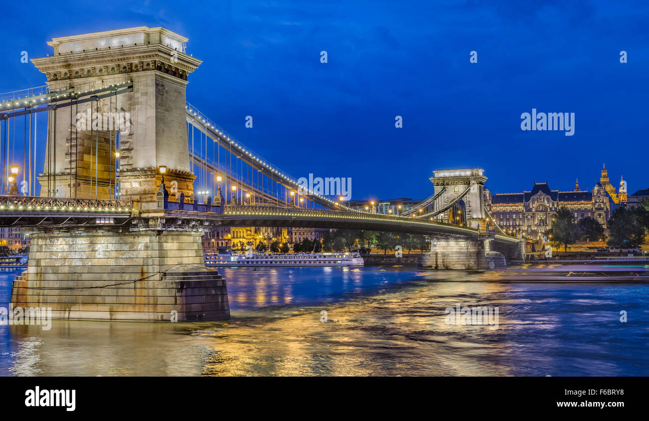 Buda Castle and the Chain Bridge in Budapest Stock Photo - Alamy