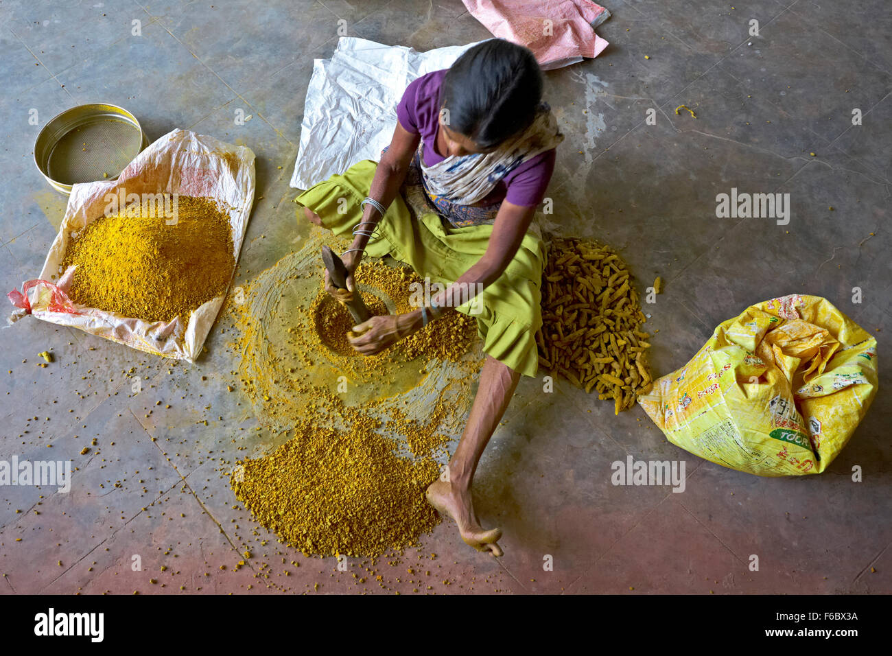 Women grinding india hi-res stock photography and images - Alamy