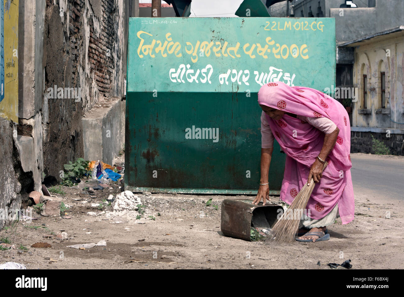 Woman sweeping the road, limbdi, gujarat, india, asia Stock Photo - Alamy