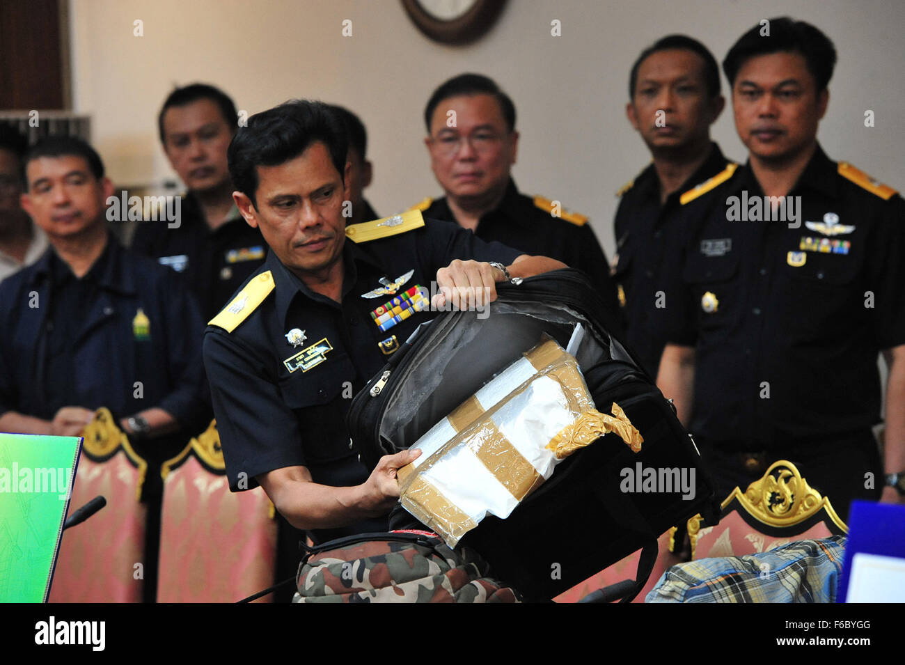 Bangkok, Thailand. 16th Nov, 2015. Thai Customs officials display seized cocaine during a press ...