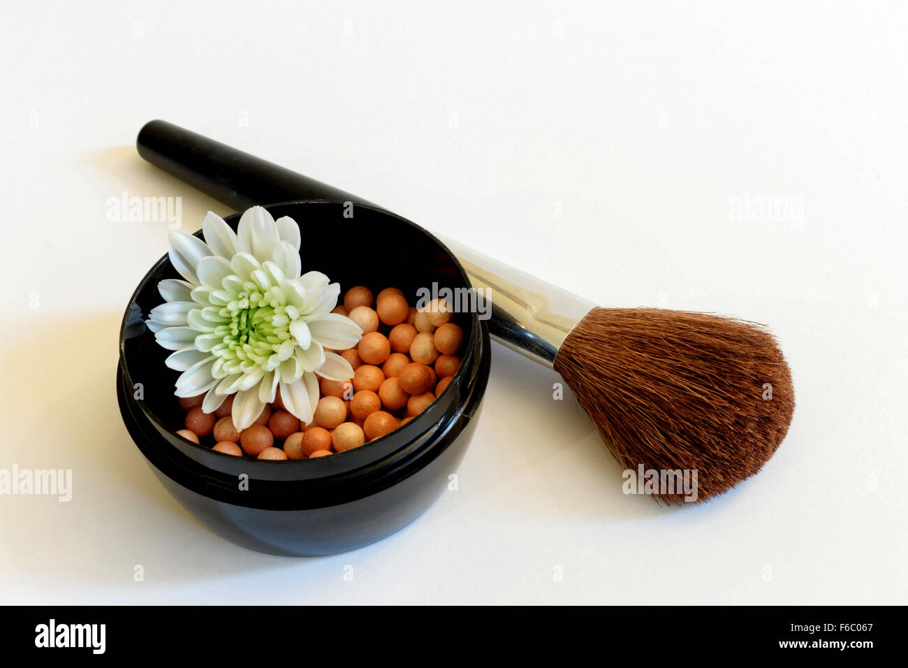 Bronzing pearls powder and makeup brush Stock Photo - Alamy