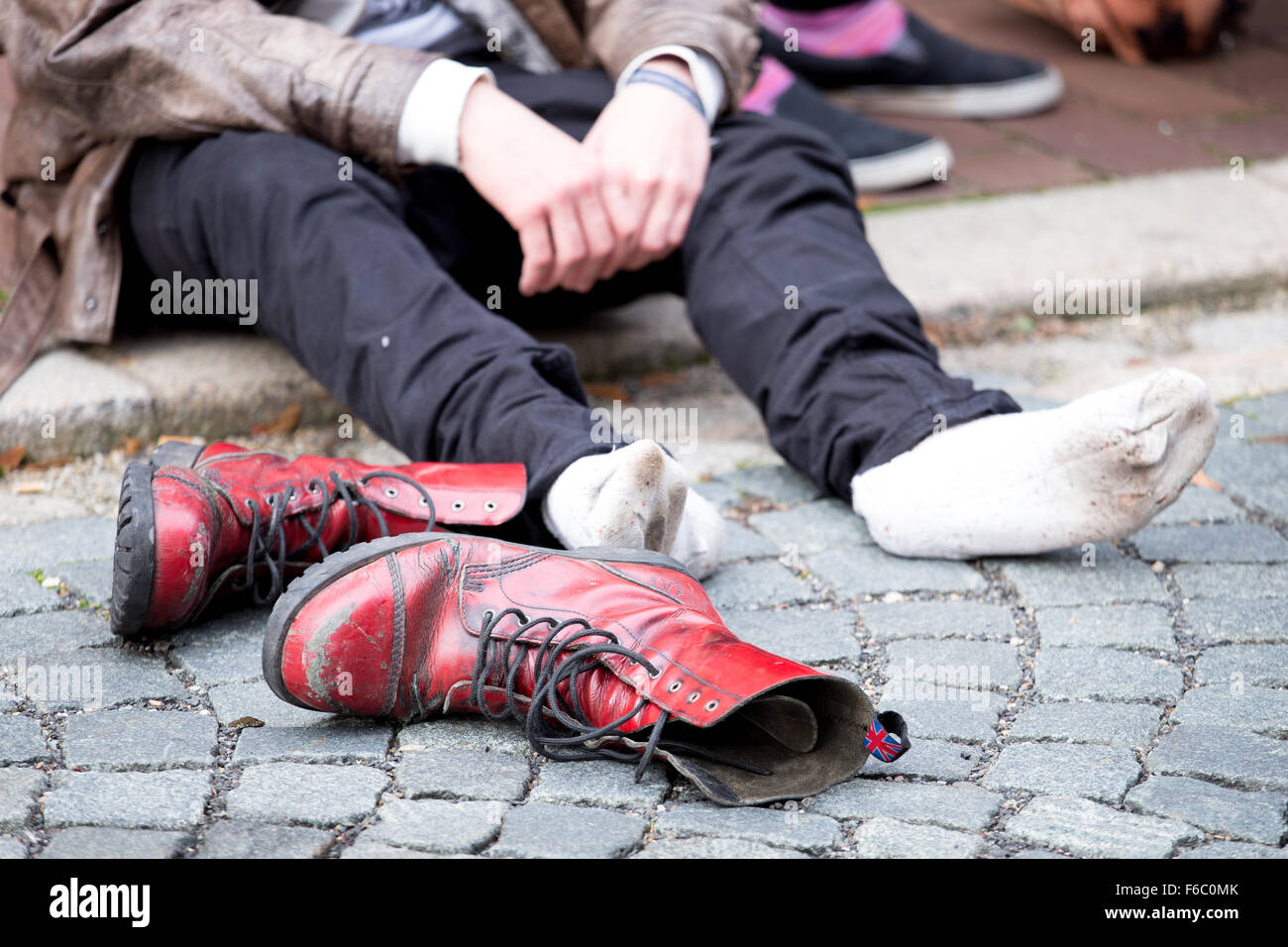Counter-protester taking off his shoes. (Photo by Michael Trammer ...