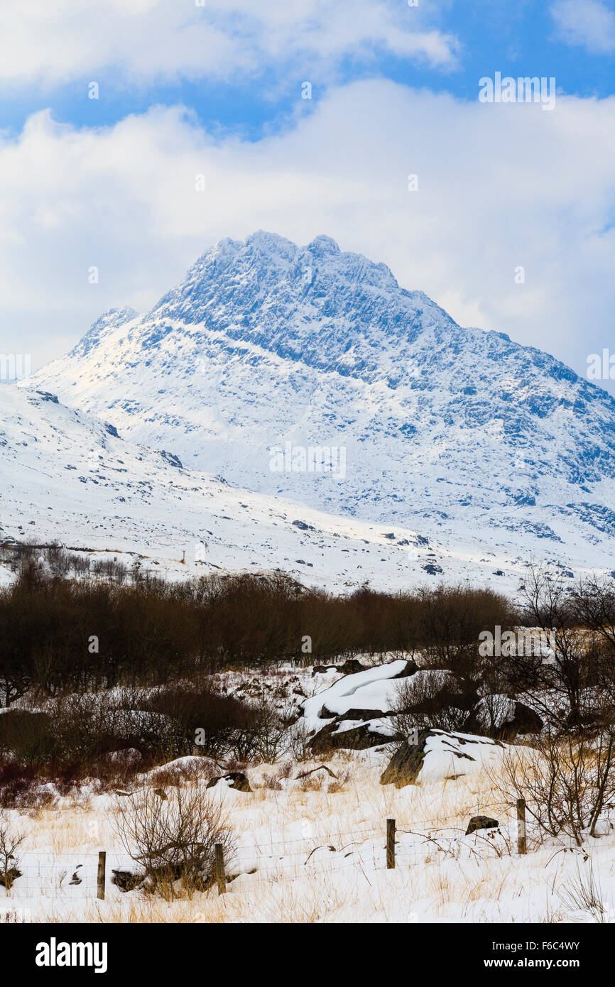 Mount Tryfan with snow in Ogwen Valley in Snowdonia National Park ...