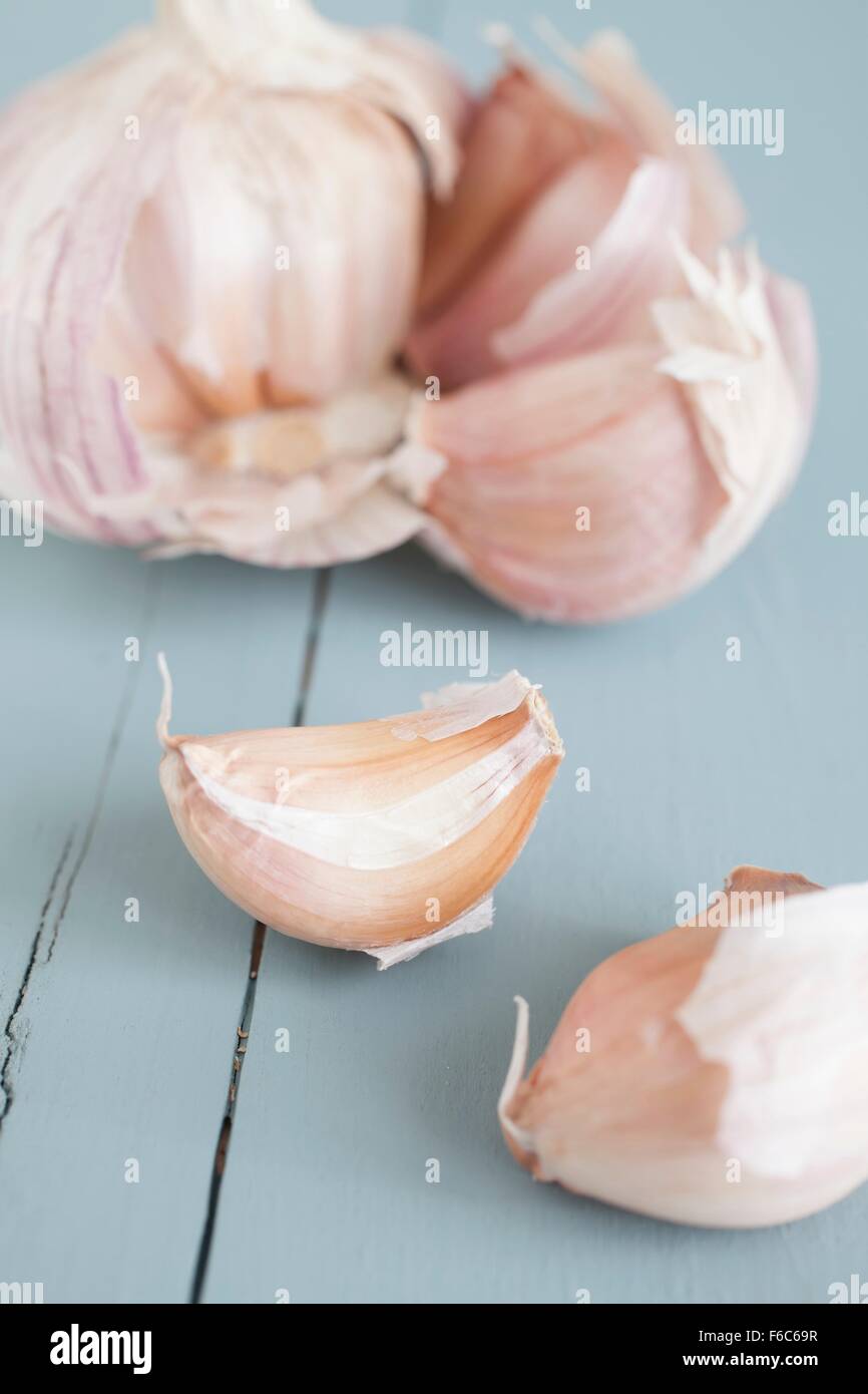 Garlic bulb with cloves removed Stock Photo - Alamy