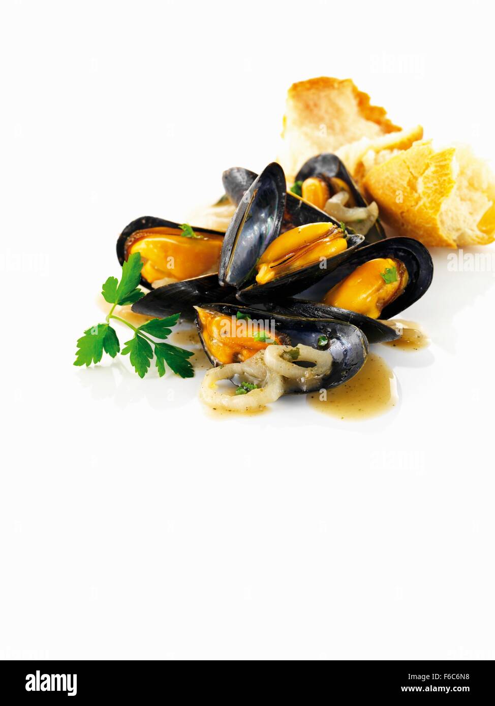 Mussels and white bread Stock Photo - Alamy