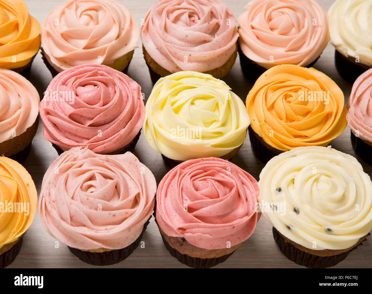 Different colour cupcakes hi-res stock photography and images - Alamy