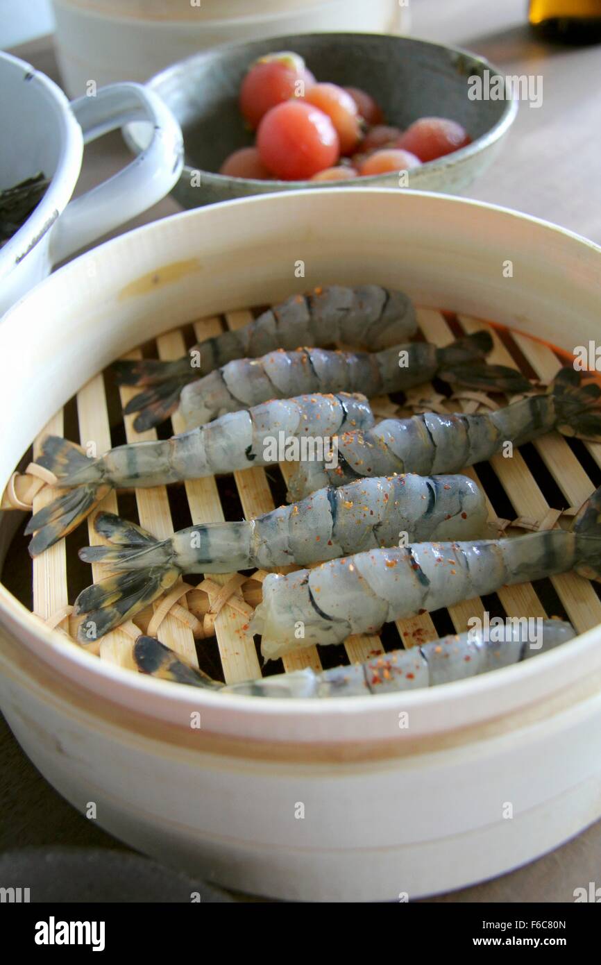 Prawns in a bamboo steamer Stock Photo - Alamy