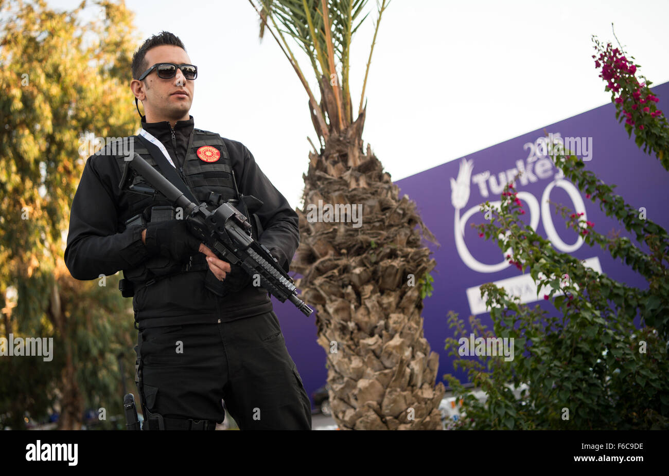 Antaly, Turkey. 16th Nov, 2015. A police man armed with machine gun ...