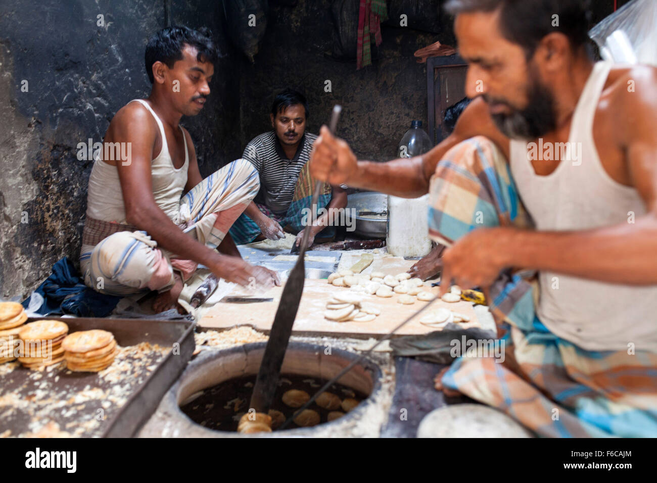 Dhaka, Bangladesh. 15th November, 2015. Worker's making bakarkhani in ...