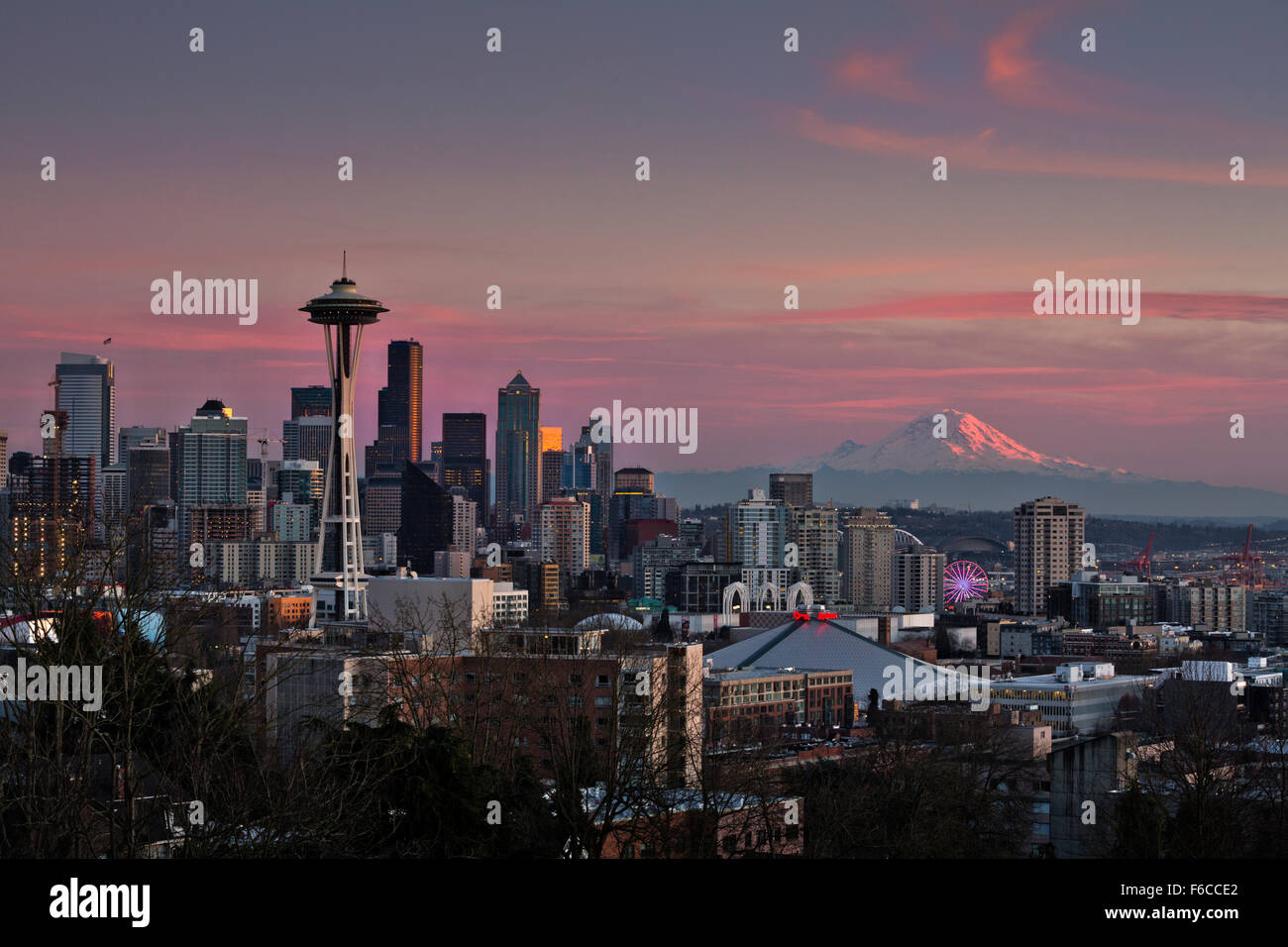 Seattle skyline and mount rainier hi-res stock photography and images ...
