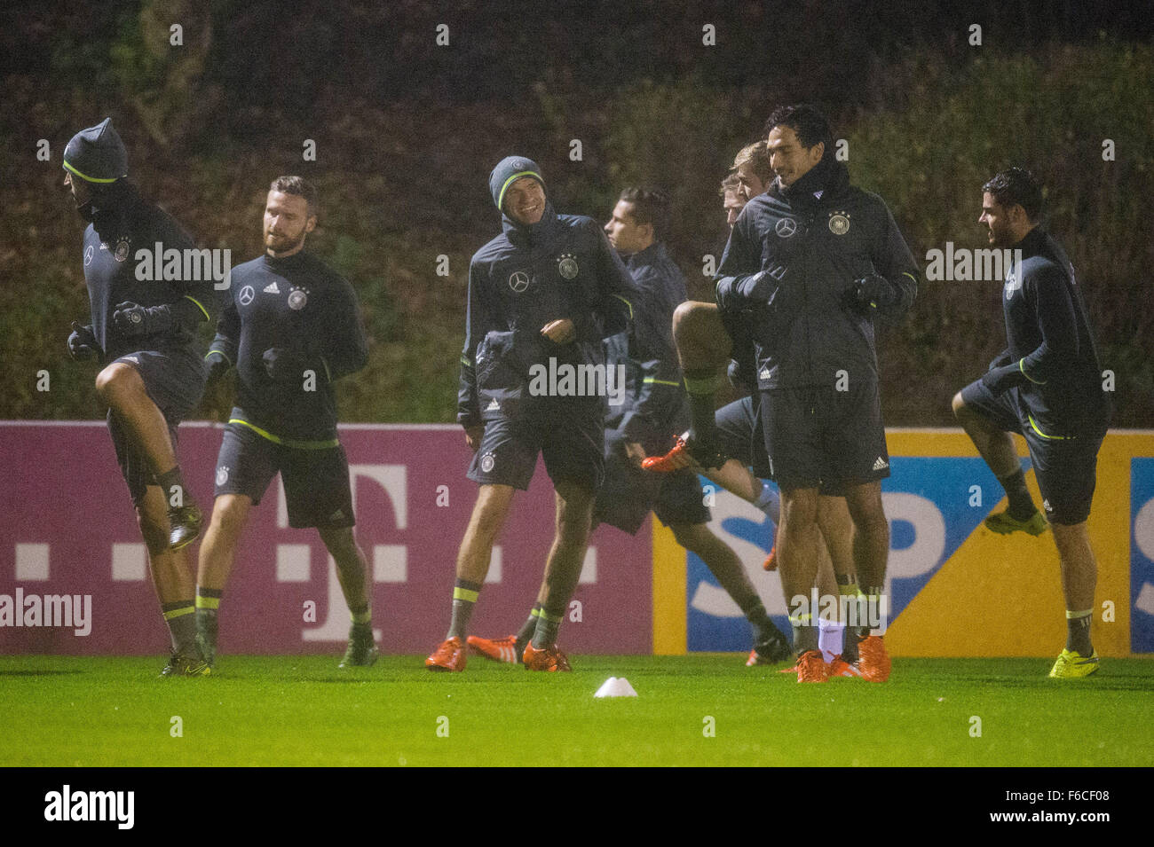 Barsinghausen, Germany. 16th Nov, 2015. German National Football trains ...
