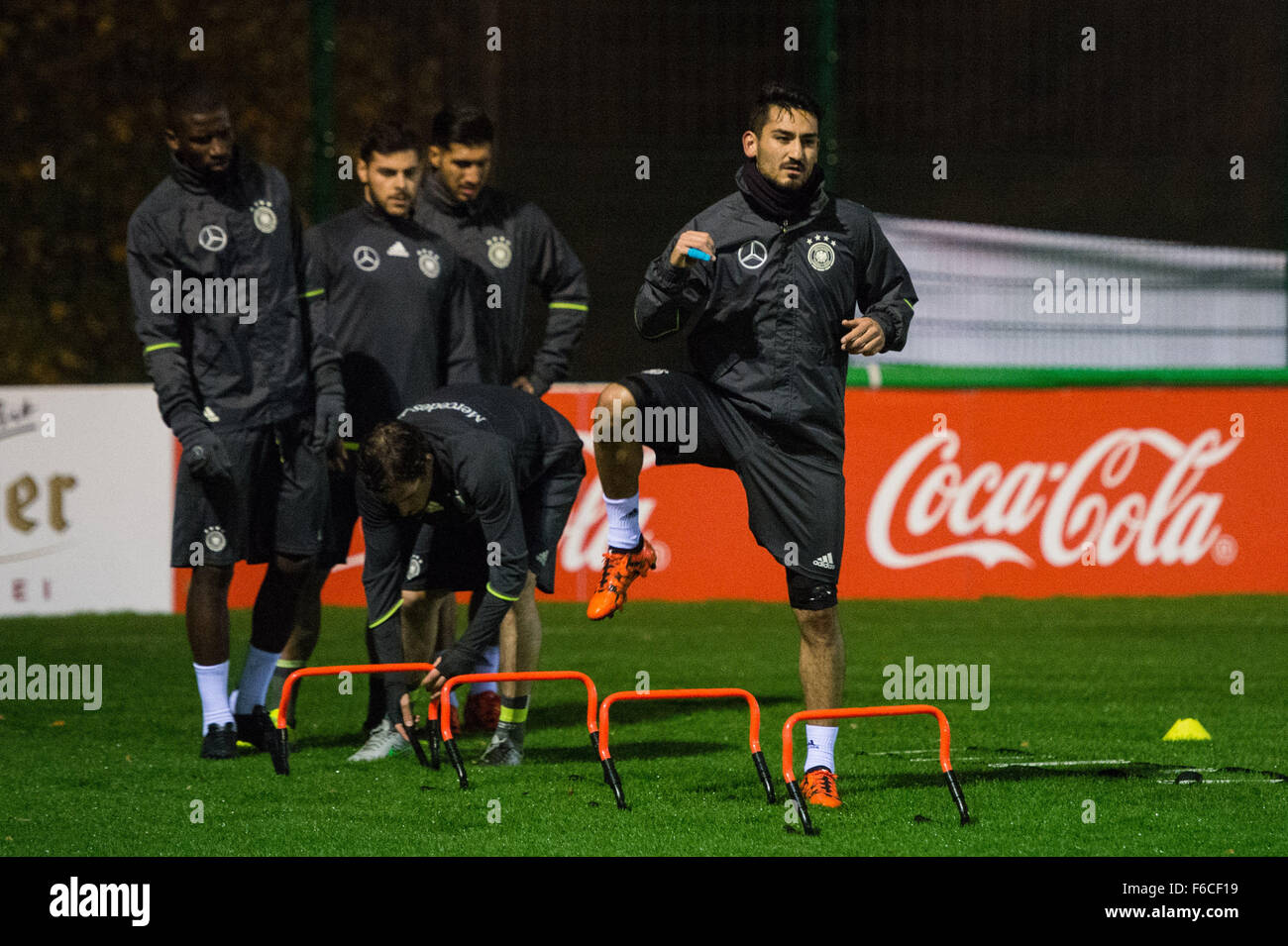 Players of the German National Football warm up with Ilkay Gündogan (r ...