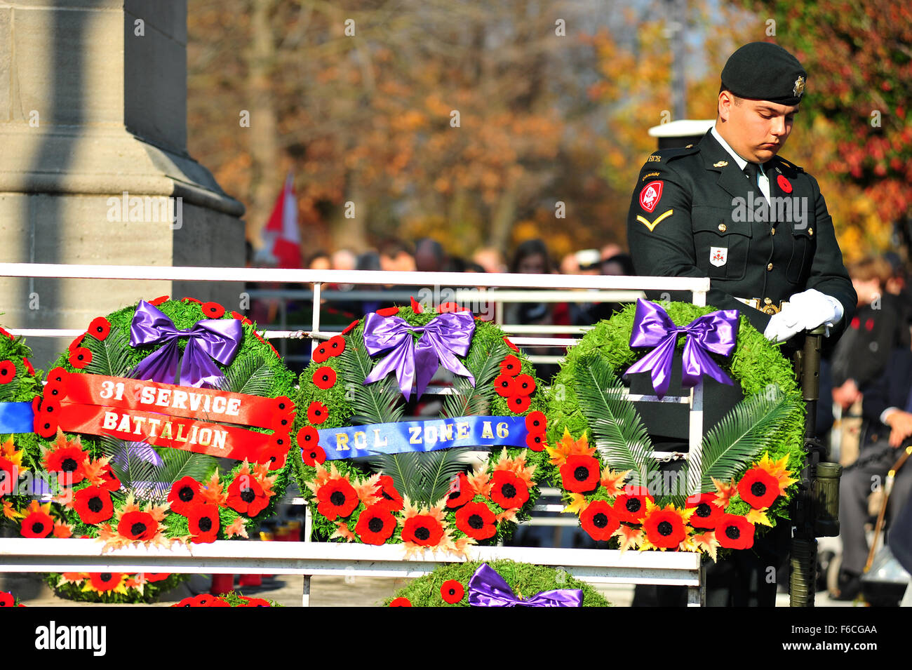 Remembrance poppy soldier hi-res stock photography and images - Alamy