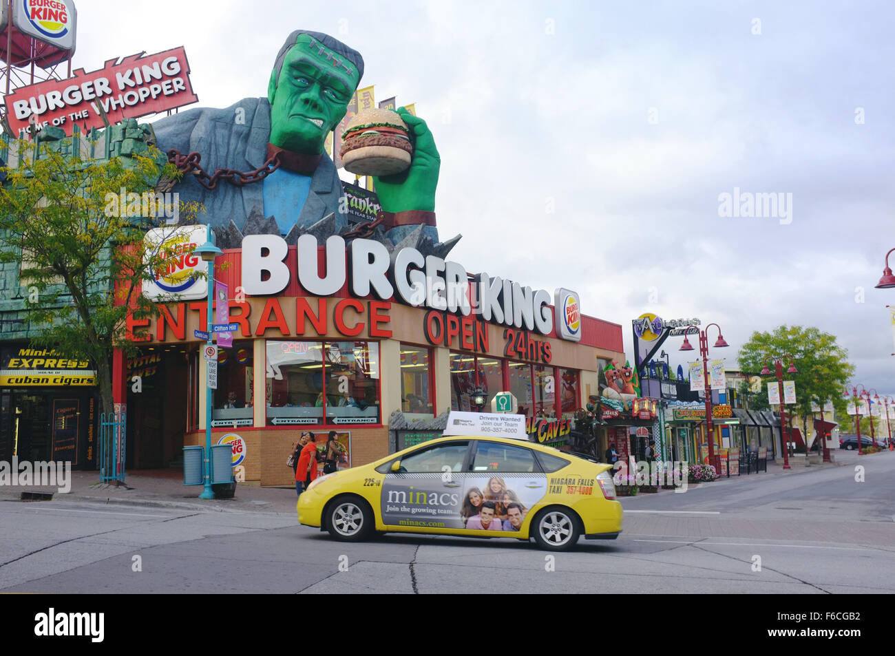 Amusements and shops in the centre of the Canadian city of Niagara ...