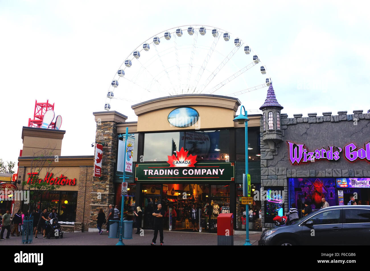 Amusements and shops in the centre of the Canadian city of Niagara ...