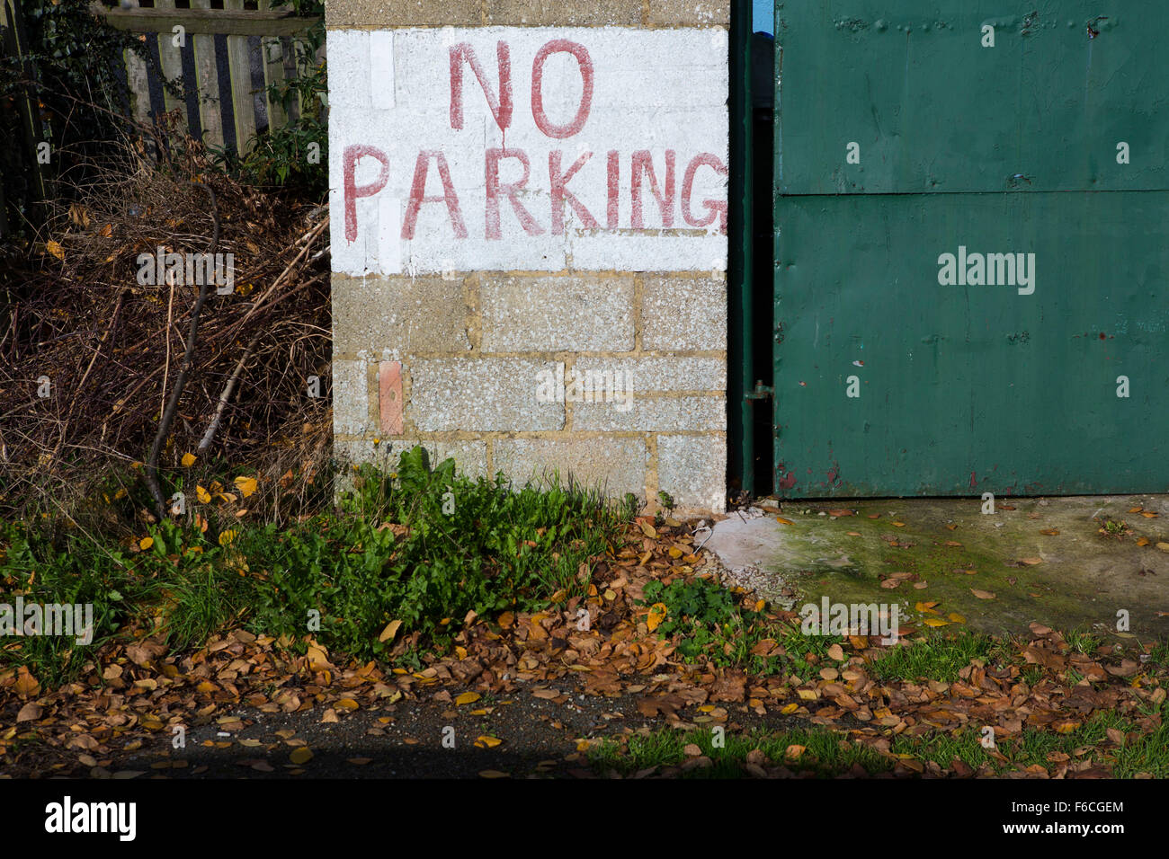 Hand painted no parkign sign on a wall Stock Photo - Alamy