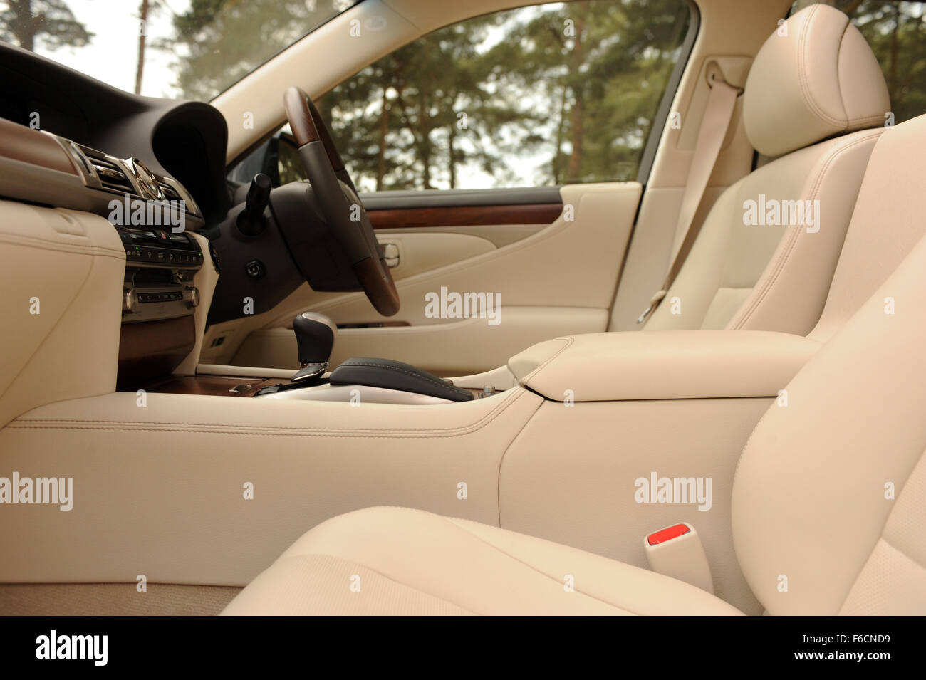 Lexus LS 600h L Premier Stock Photo - Alamy