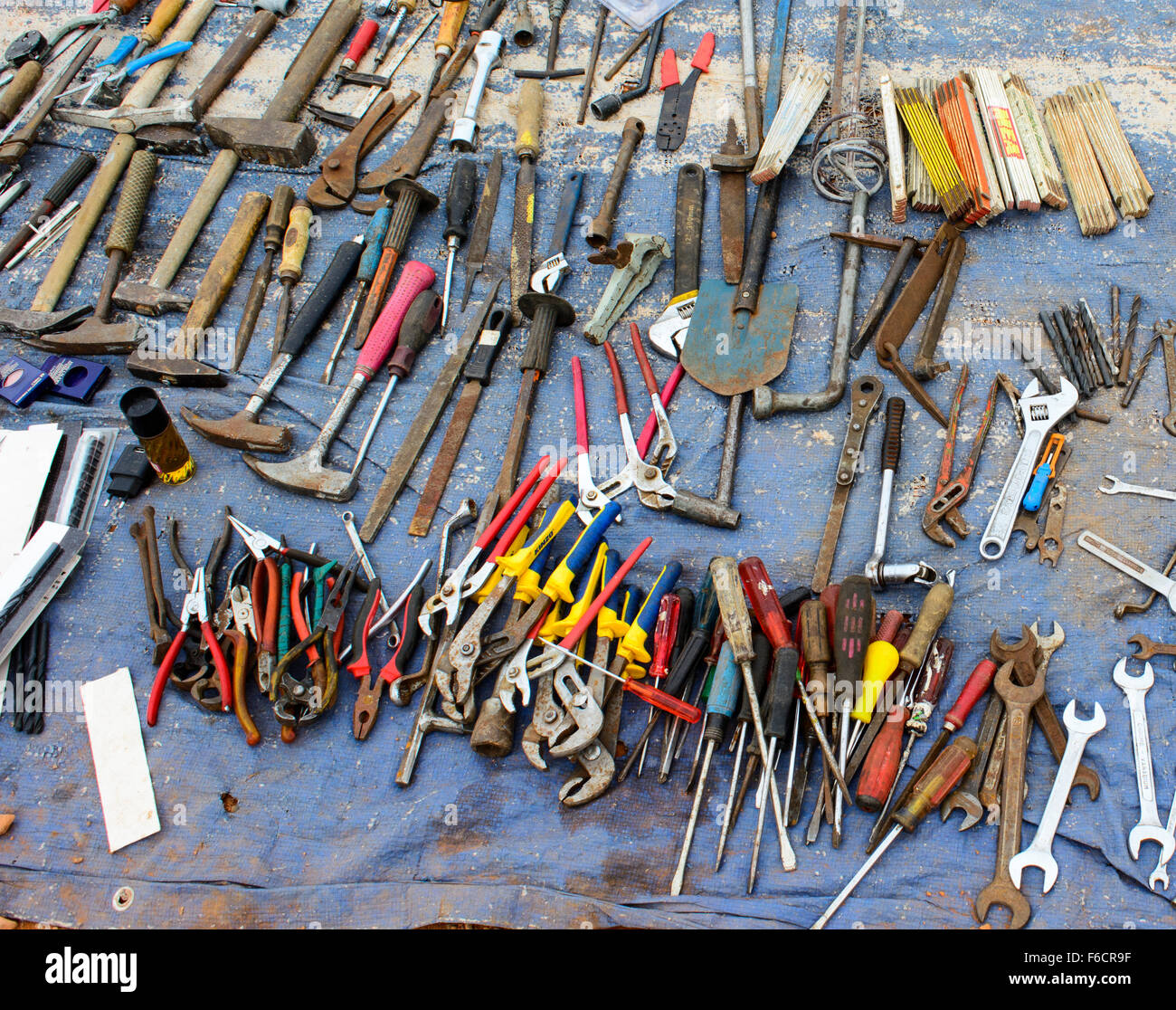 Many of the old tools and the keys to the flea market is waiting for ...