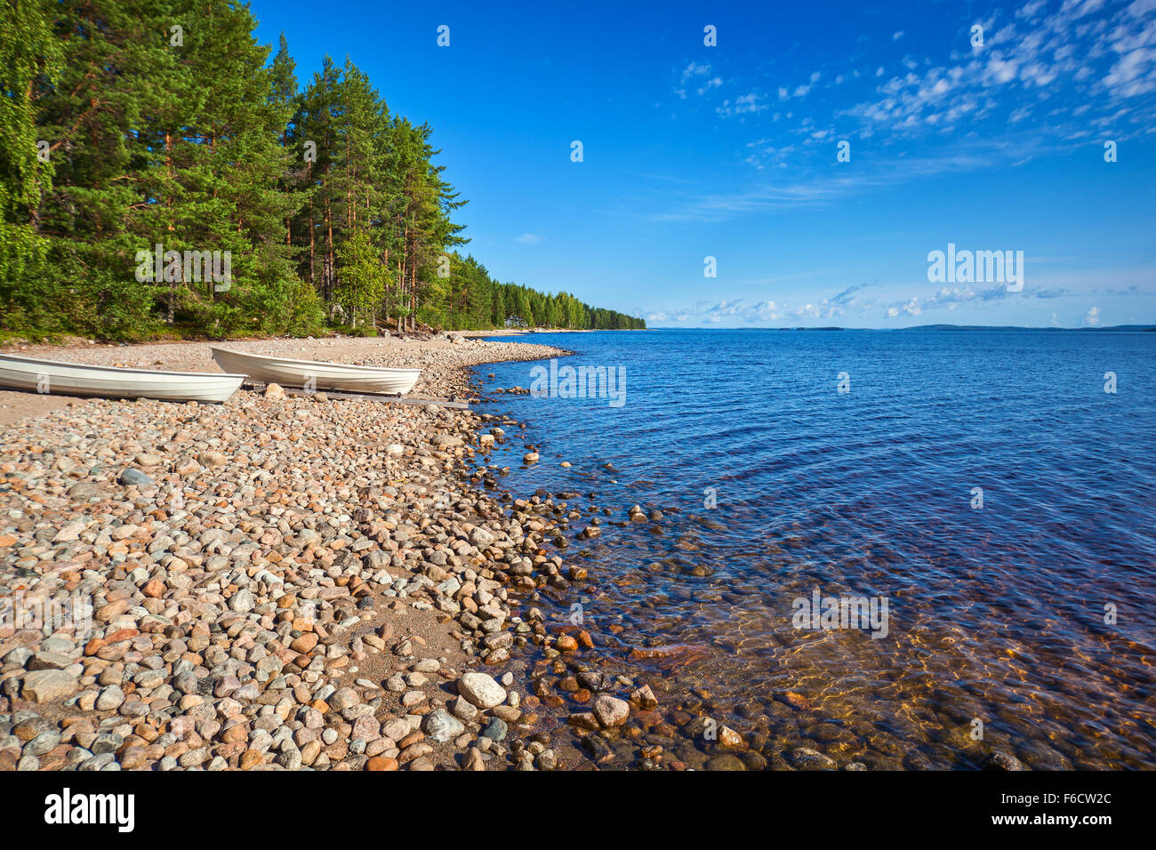 Lake shore with boats hi-res stock photography and images - Alamy