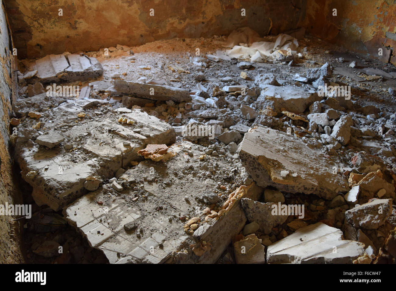 Dilapidated wall of an old house. Rooms abandoned old building Stock ...