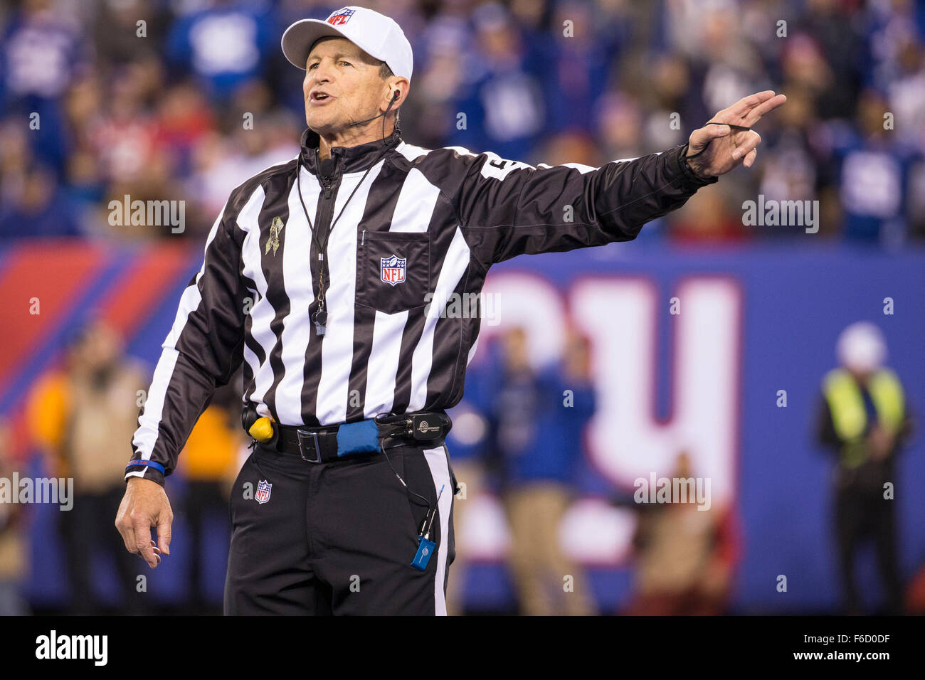 East Rutherford, New Jersey, USA. 15th Nov, 2015. Referee Ed Hochuli ...