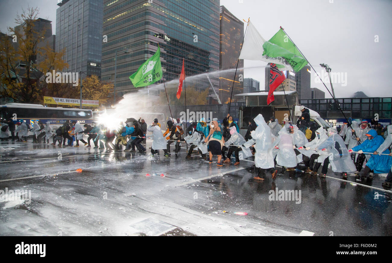 Protest against Park Geun-Hye, Nov 14, 2015 : The police fire water ...