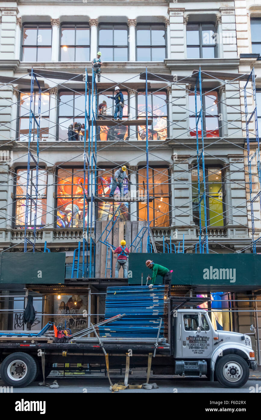 New york building scaffolding hi-res stock photography and images - Alamy