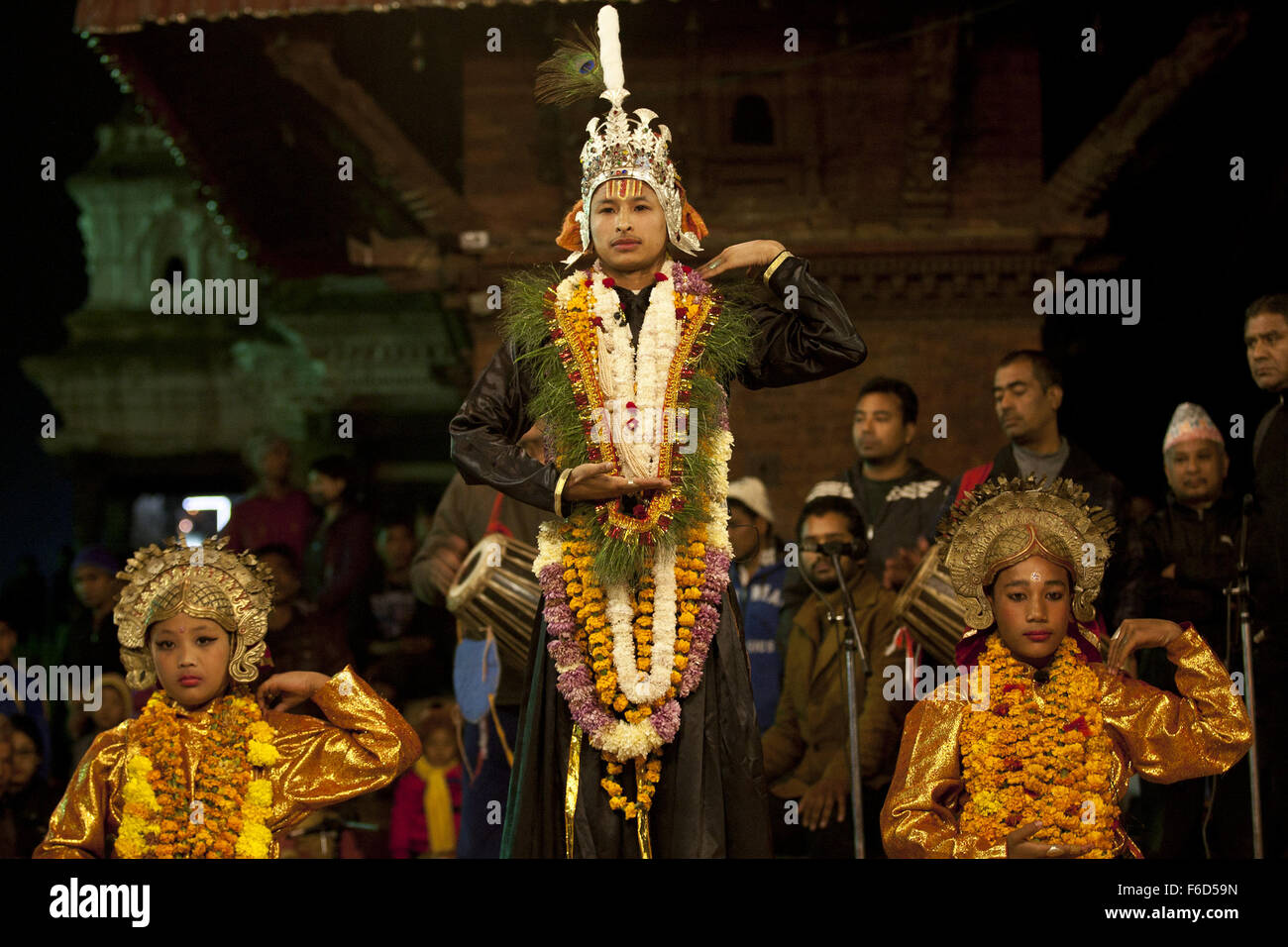 Lalitpur, Nepal. 16th Nov, 2015. Nepalese artists in traditional attire ...