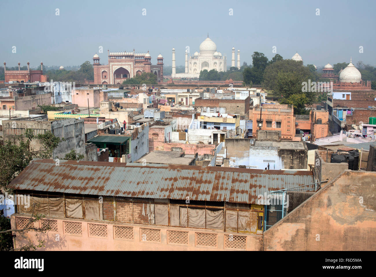 Taj mahal and houses, agra, uttar pradesh, india, asia Stock Photo - Alamy