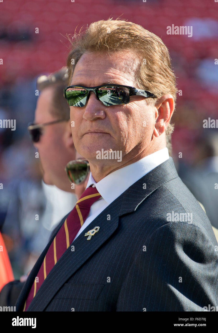 Legendary Washington Redskins quarterback Joe Theismann watches the ...