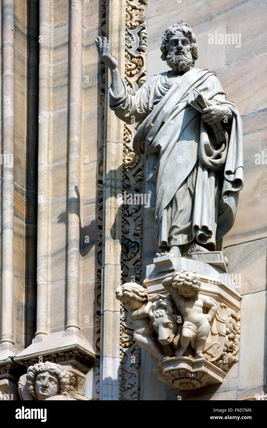 italy statue of a men in the front of the duomo church in milan Stock ...