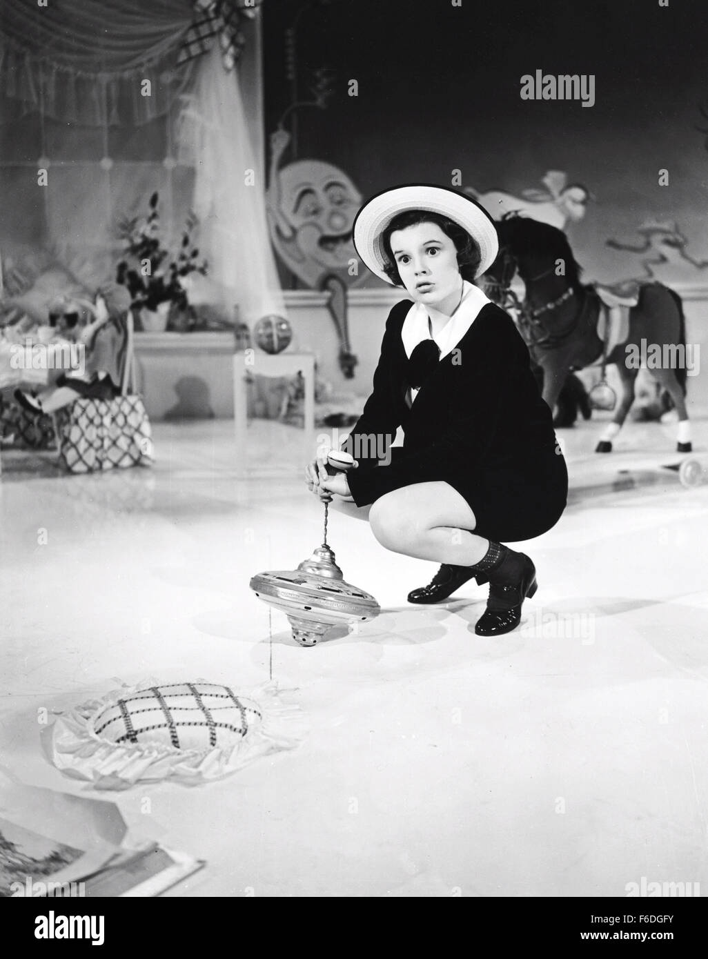 Everybody sing 1938 judy garland hi-res stock photography and images ...